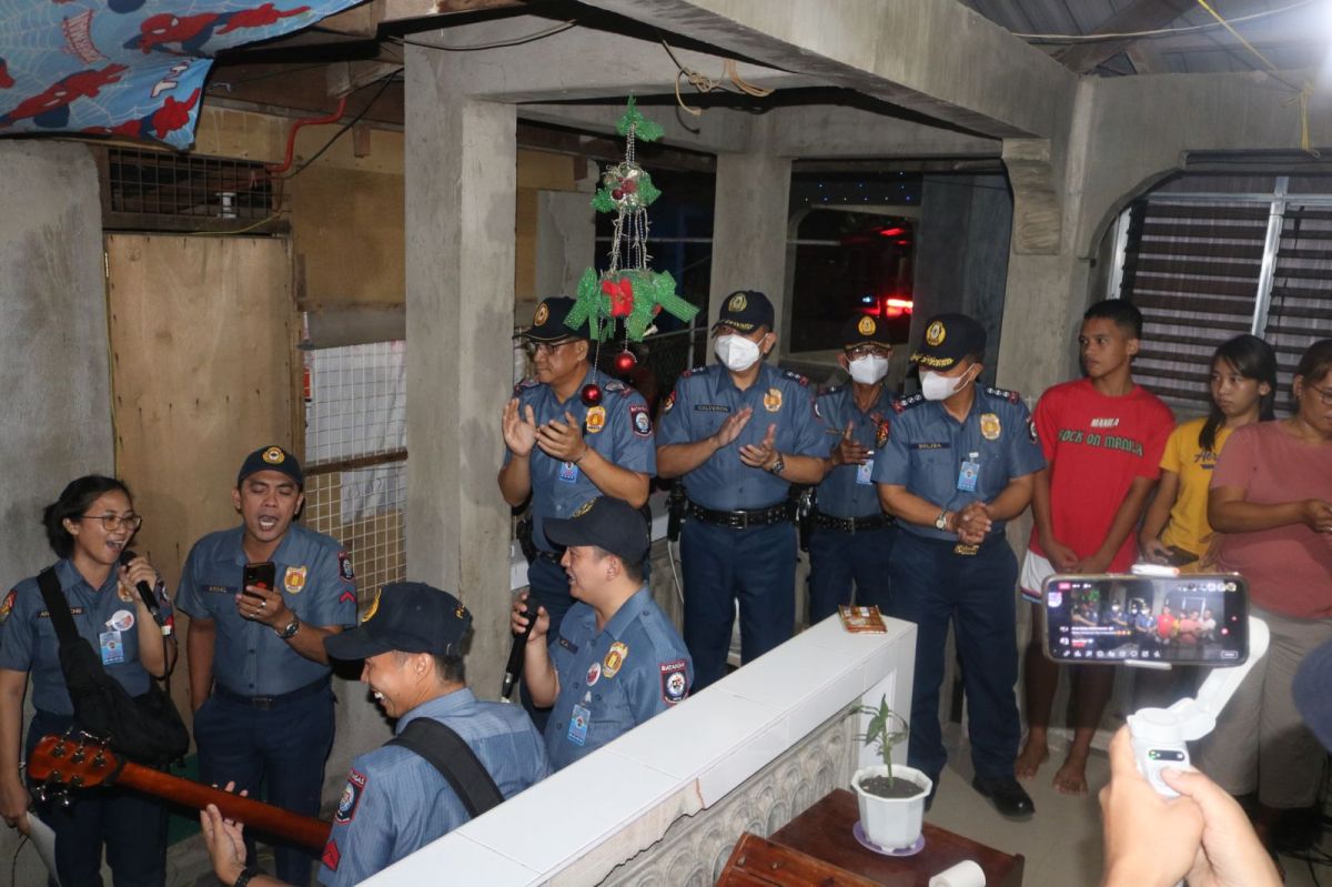 CAROLLING at Grocery handog sa mga Pamilya ng Magigiting na Pulis ng ...